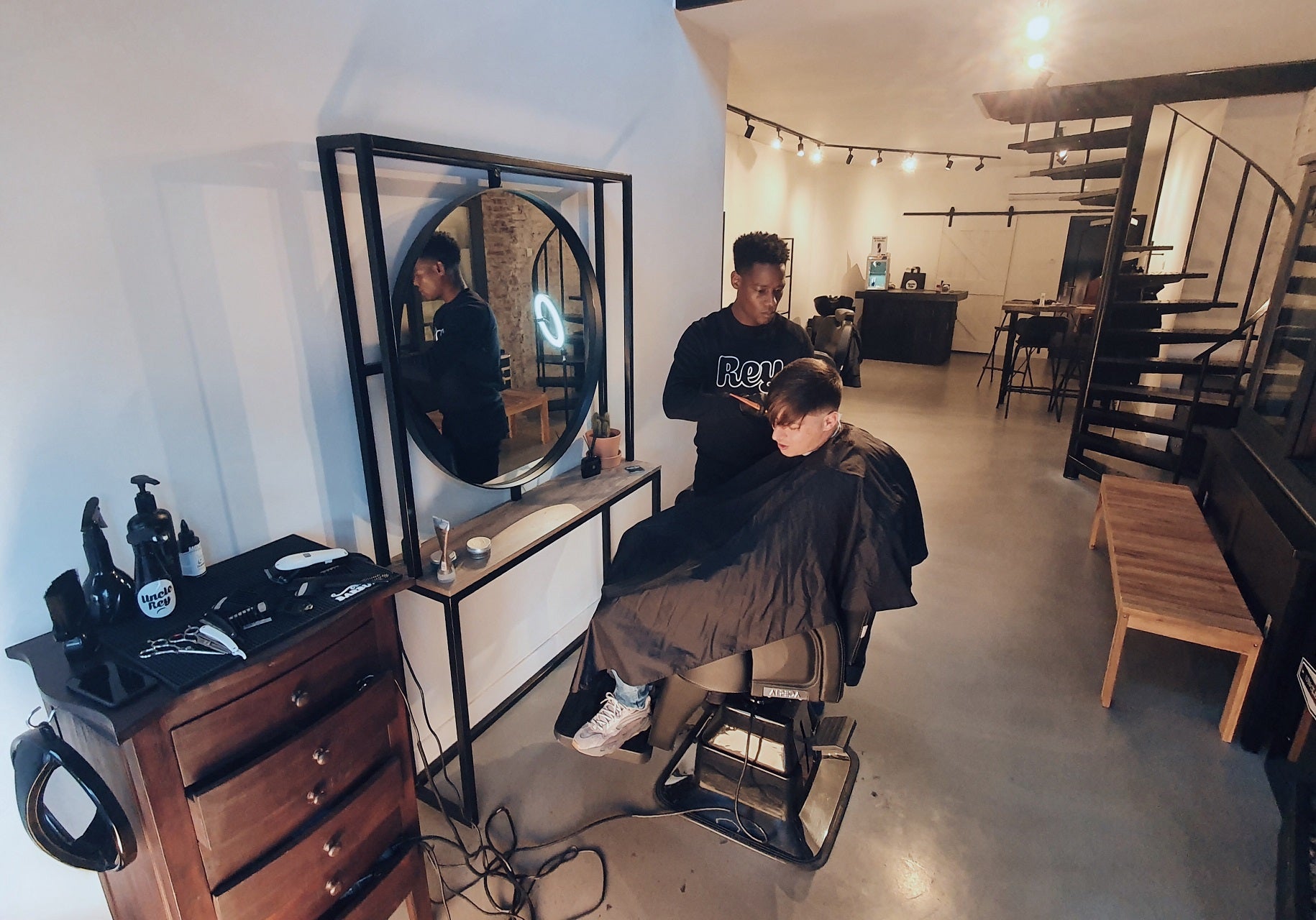 OPSCHEREN MET SCHEERMES – Uncle Rey Barber & Fashion